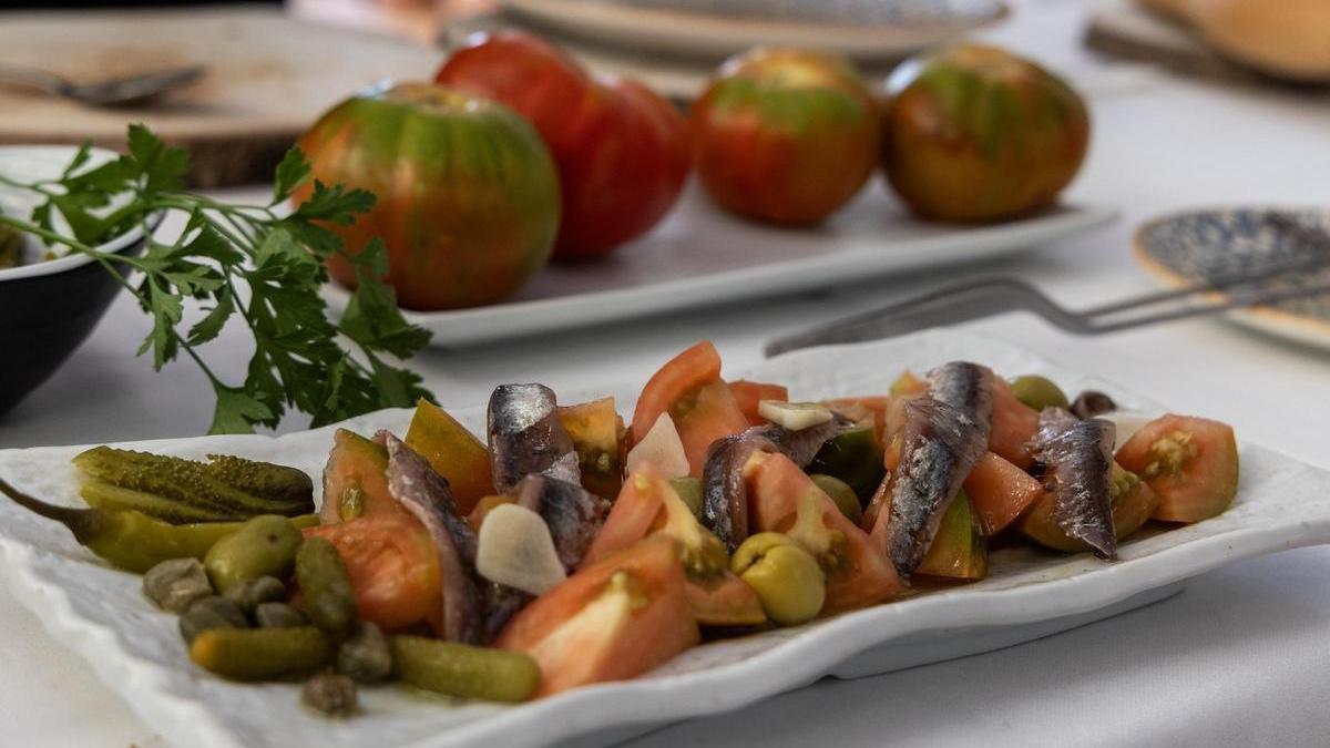 Receta de Tomate de Mutxamel trinchado con anchoas de bota y encurtidos - Información