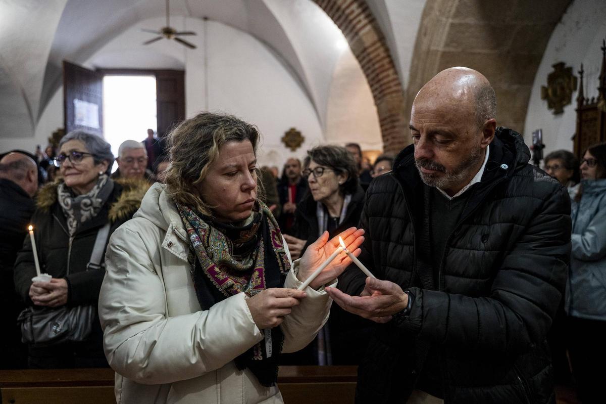 Velas bendecidas y mucho sentimiento en la misa de Las Candelas - El ...