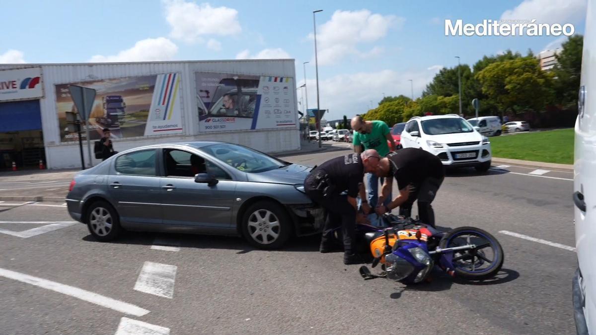 Aparatoso accidente entre coche y moto en la rotonda de entrada a la ...