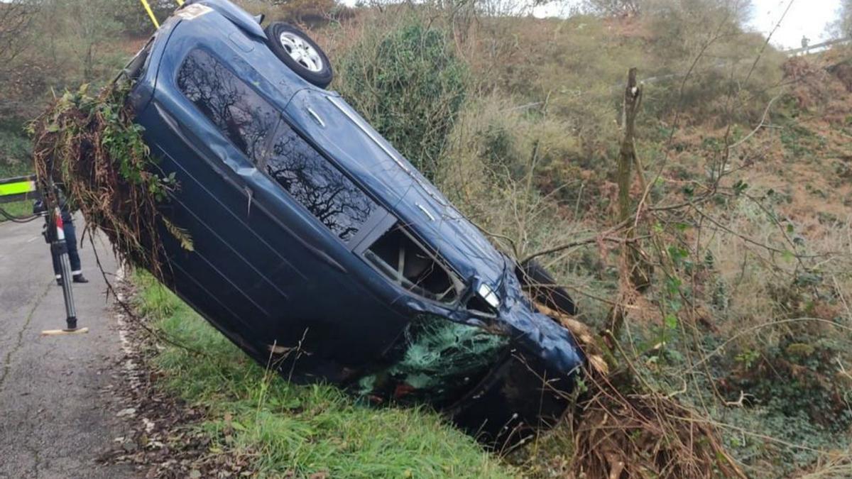 Accidentes espectaculares en Oviedo: Vuelcan dos coches de madrugada ...