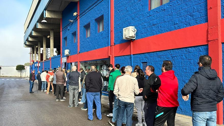 Las colas para el Extremadura-Sevilla de Copa del Rey - El Periódico ...