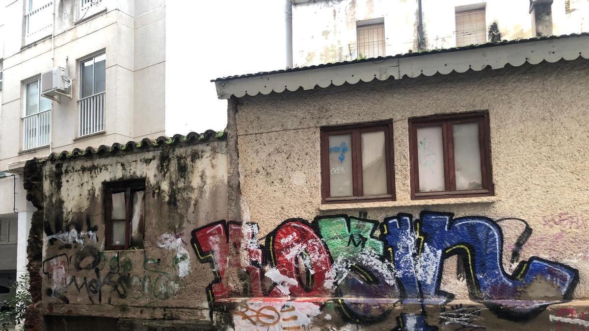 El deterioro de la calle Hernando de Soto en Cáceres: locales cerrados ...