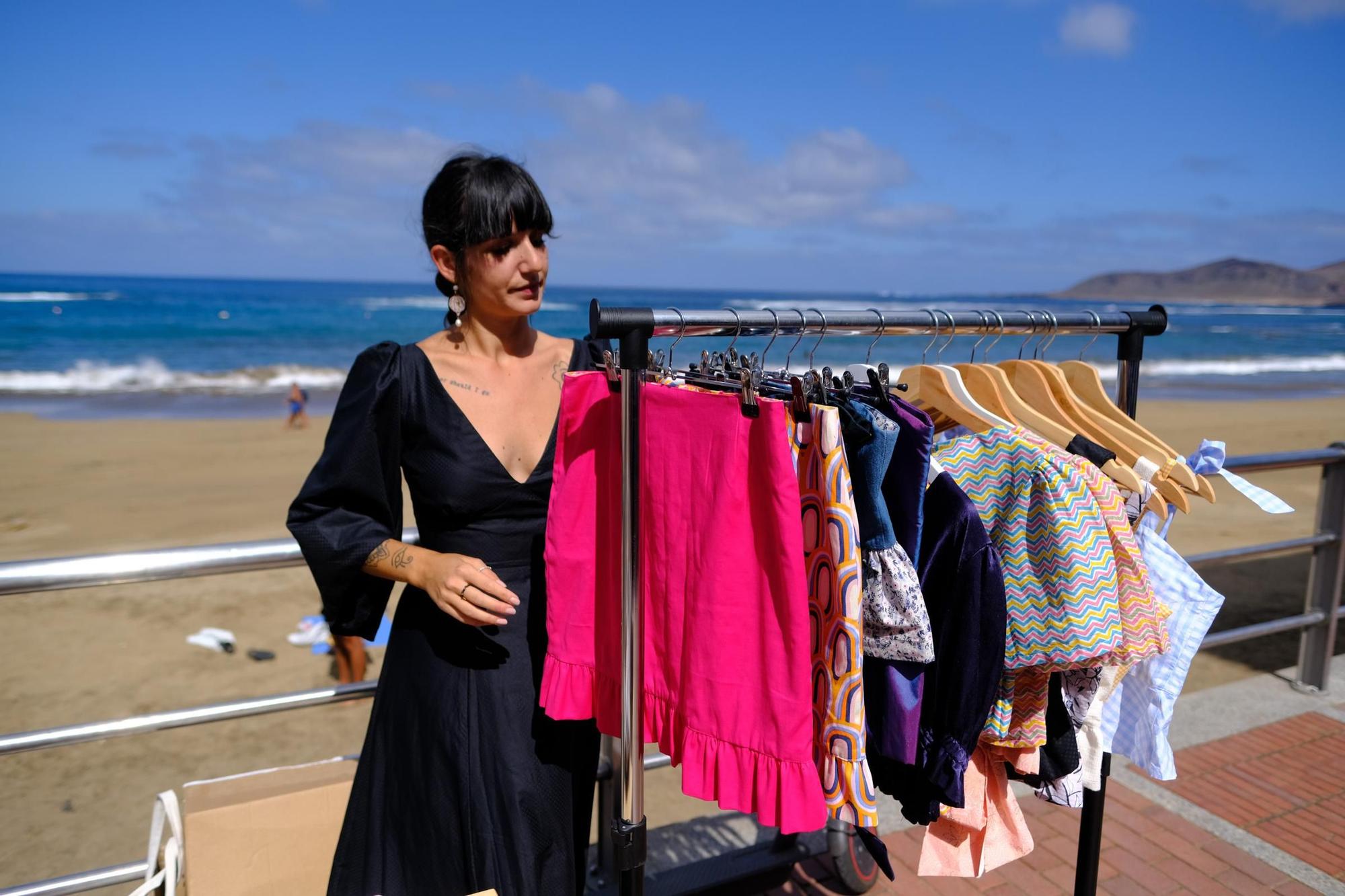 La diseñadora Gloria Mangolini cose con su máquina en Las Canteras