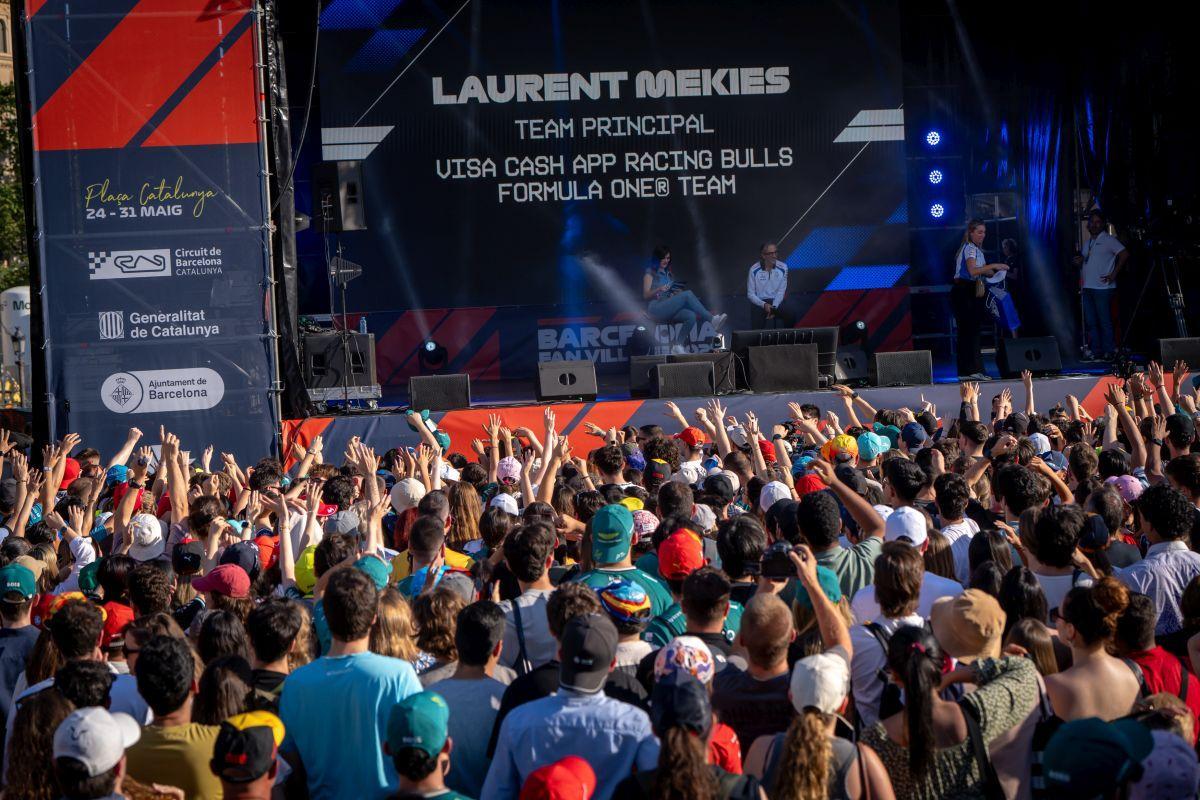 Una multitud se acerca a la Fan Zone de F1 Plaza Catalunya