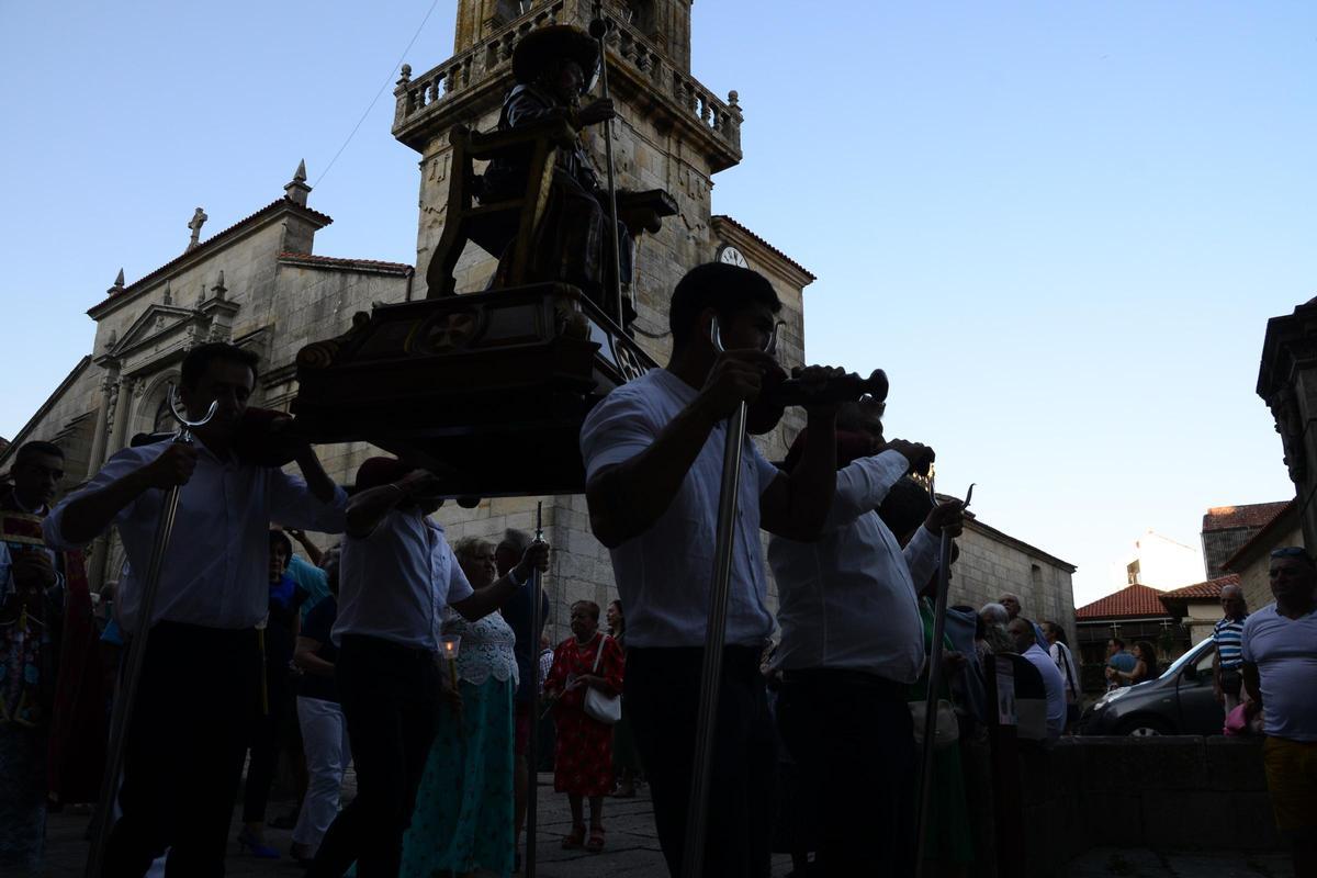 Cangas honra ao seu patrón con procesión e danza