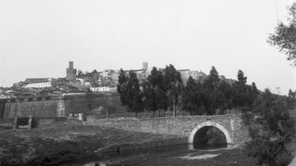 Manuel Alfaro presenta dos libros de estampas de Badajoz