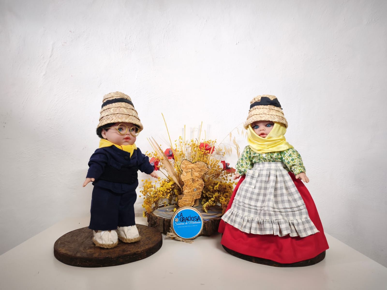 Customizan muñecas con los trajes típicos de las islas Canarias