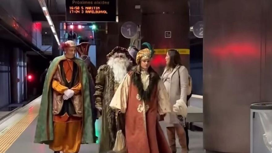Los Reyes Magos llegan en metro a Manises