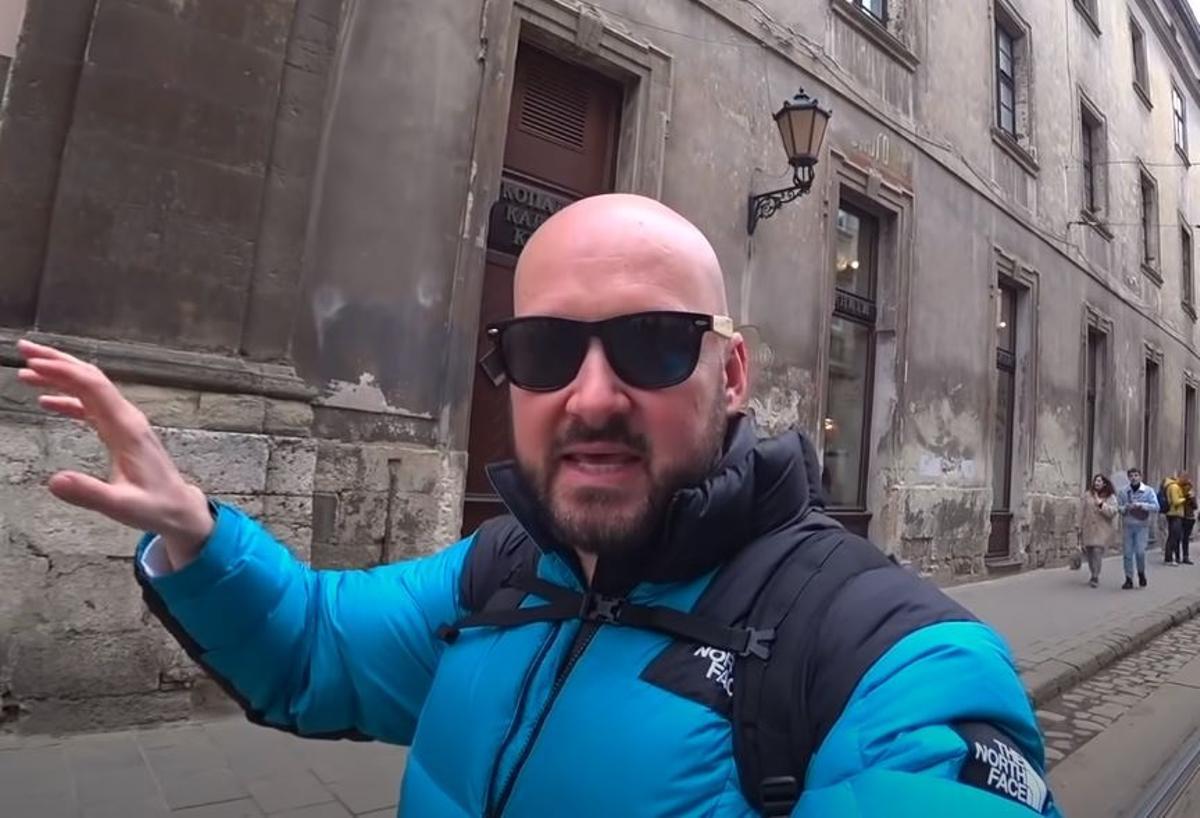 Detenido el 'youtuber' Benjamin Rich tras ser sorprendido en el hangar ...