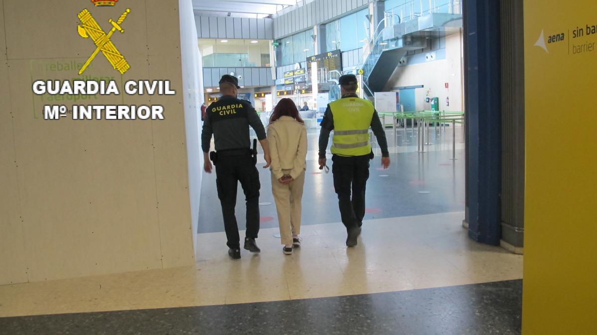 Detenida en el Aeropuerto de Valencia una mujer que portaba más de 6 kilos de cocaína - Levante-EMV
