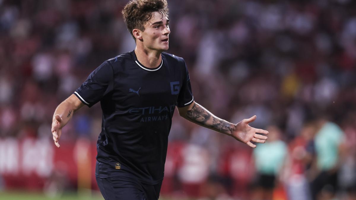 Yangel Herrera y Joel Roca dan el trofeo Costa Brava al Girona frente ...