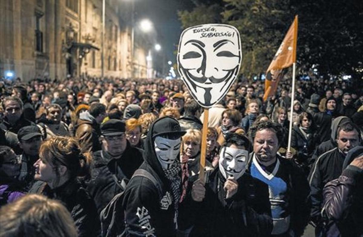 Protesta masiva en Hungría contra un impuesto sobre internet
