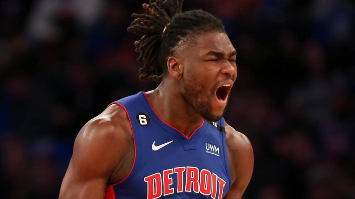 Isaiah Stewart le da un puñetazo a Drew Eubanks antes del partido Suns ...