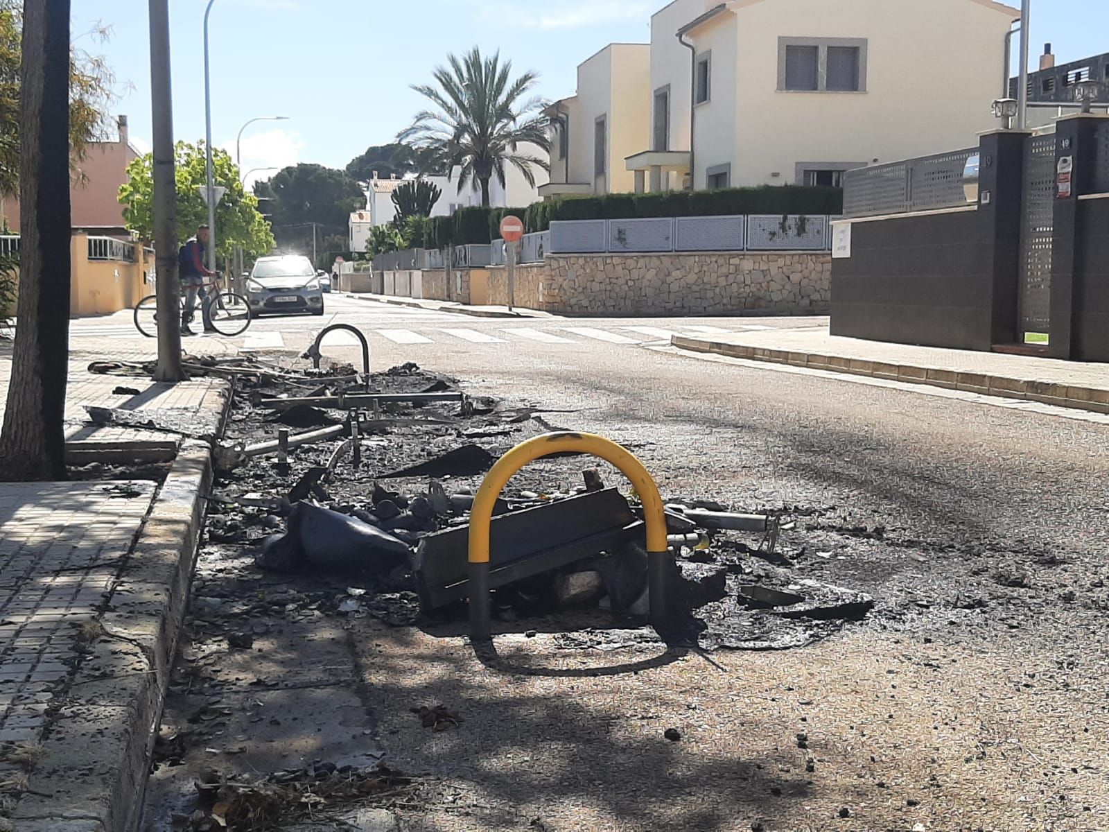 Una mujer intoxicada por un incendio de contenedores en Palma - Diario de Mallorca