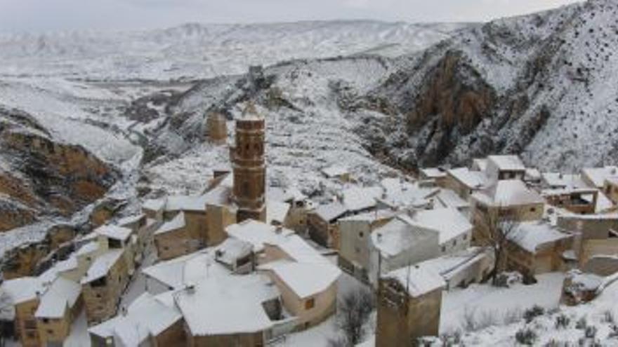 La nieve aísla decenas de pueblos y corta más de 60 carreteras en Teruel