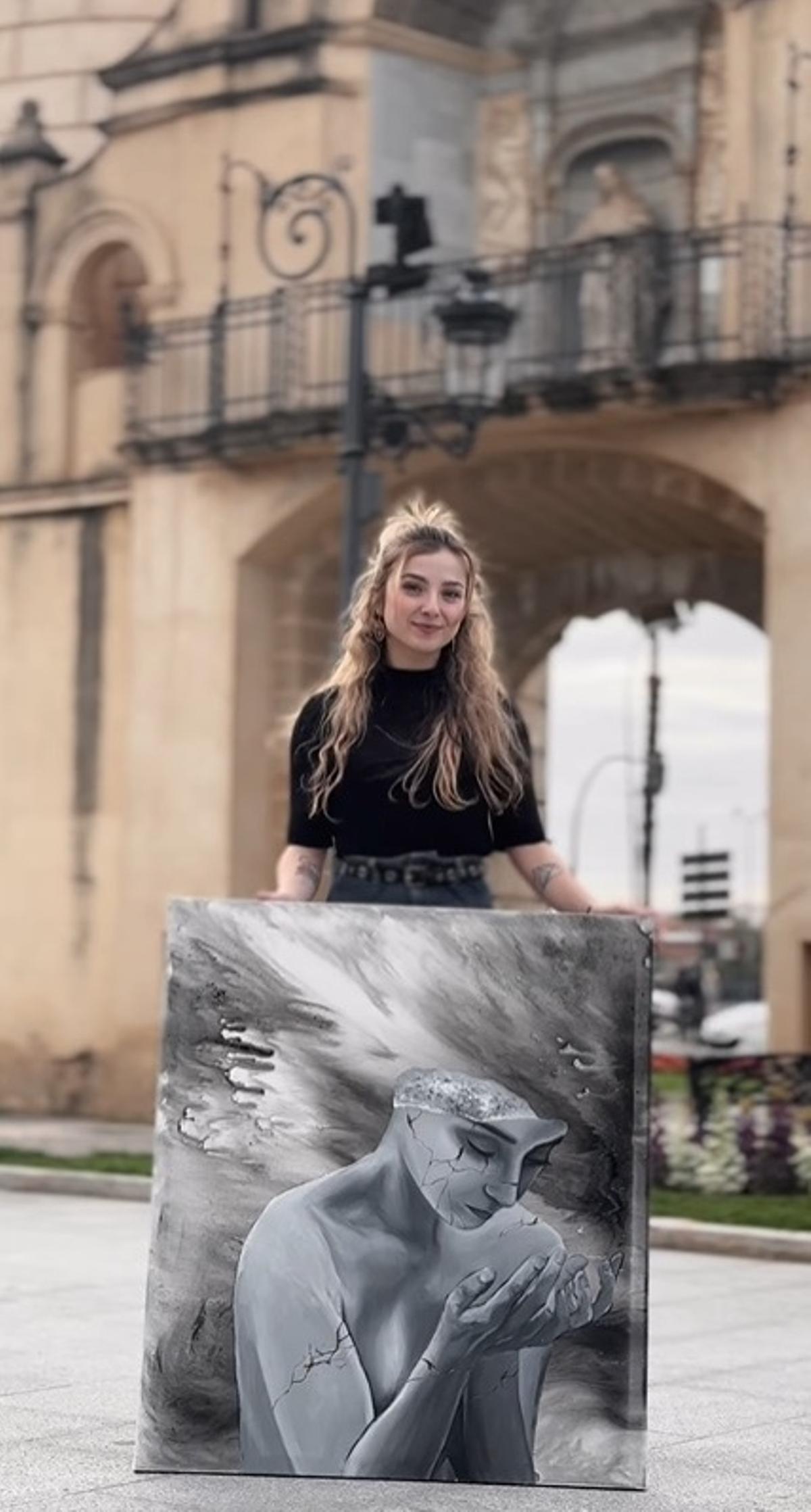 La artista que pasea sus cuadros por Badajoz