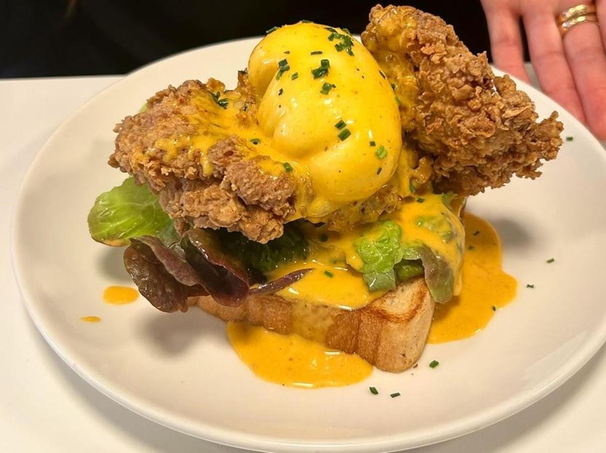 Este es el mejor 'diner' de Barcelona para comer chilaquiles y pollo frito