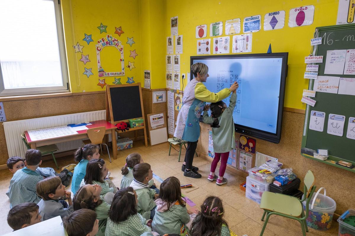 Armonía bilingüe en el colegio Ángel González - La Nueva España