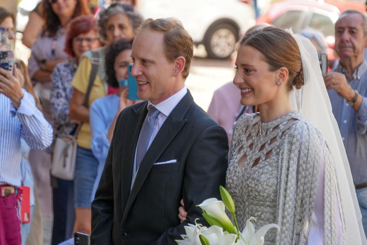 MICAELA BELMONT VESTIDO DE NOVIA | Hilos plateados, diseño trenzado y un homenaje a su tierra ...