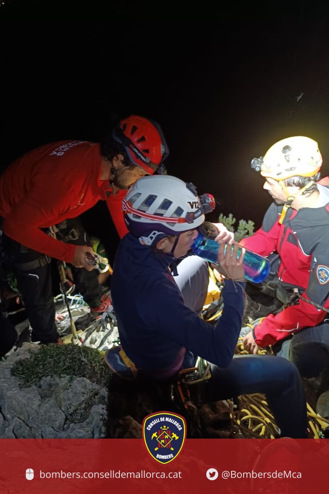 FOTOS | Las imágenes del rescate de una pareja de escaladores atascada ...
