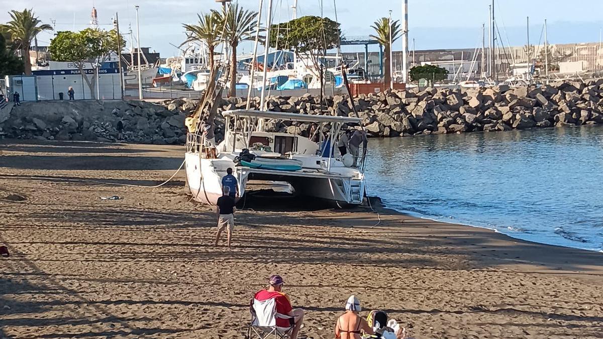 GRAN CANARIA | Así es la operación para sacar el catamarán encallado ...
