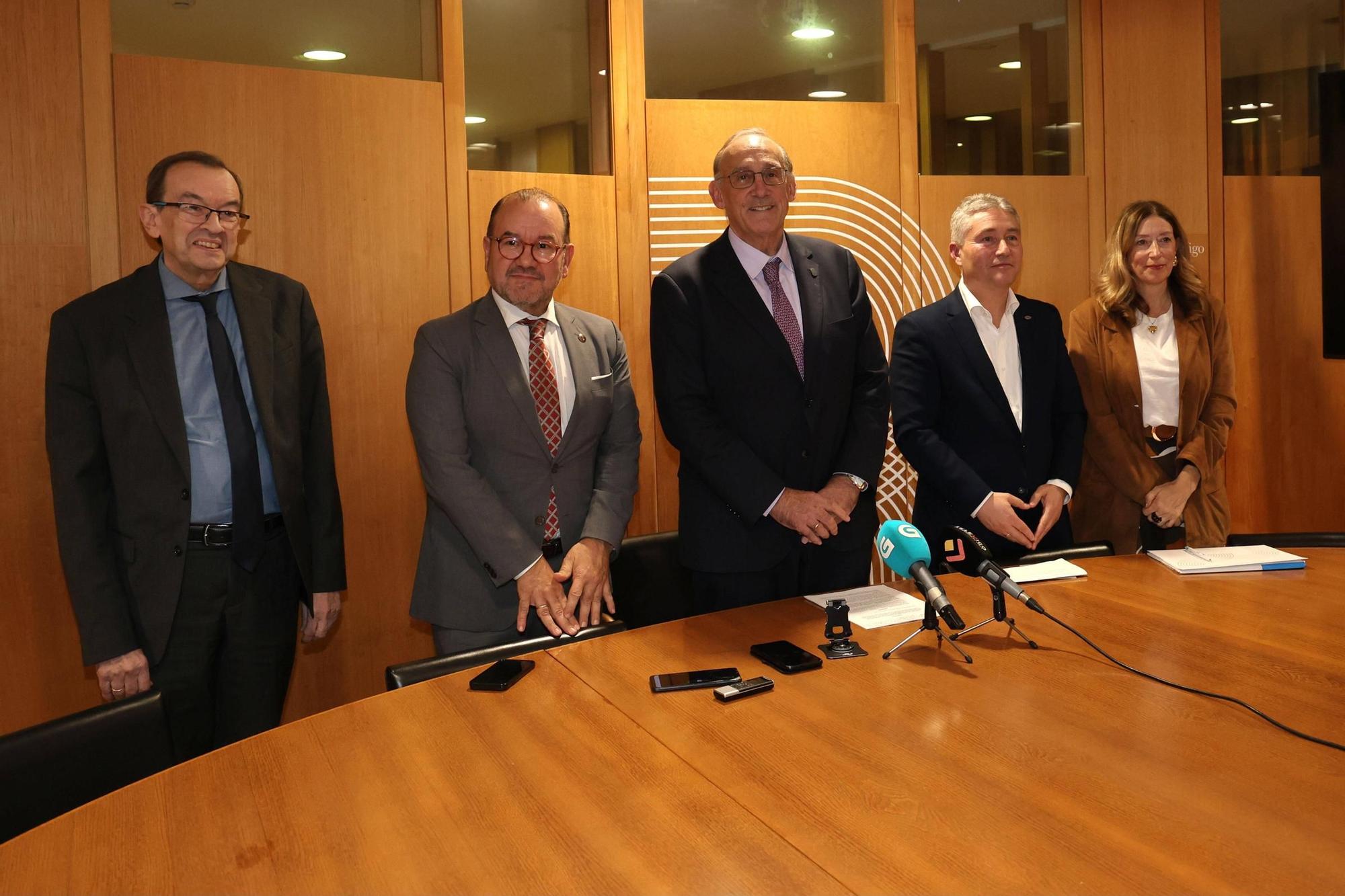 Cumbre de los tres rectores gallegos por el grado de Medicina