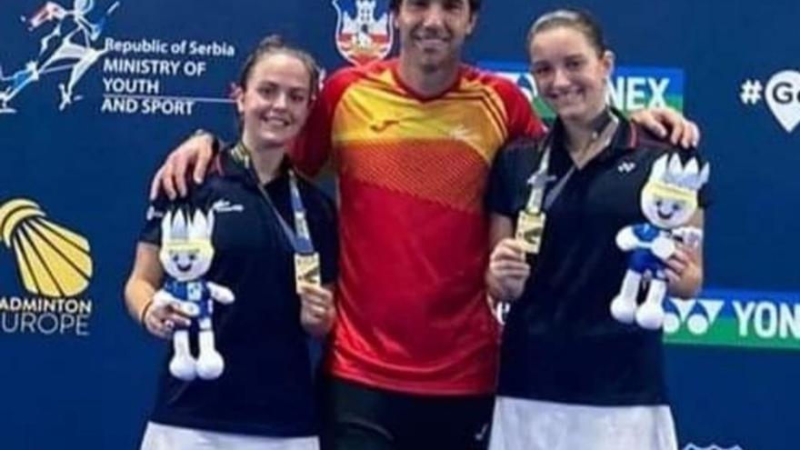 Nikol Carulla se cuelga el oro en el Europeo de bádminton júnior - Faro de Vigo