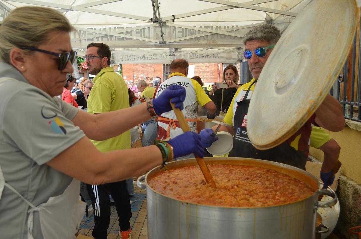 GALERÍA: La comida popular del viernes del Toro de Benavente, en imágenes