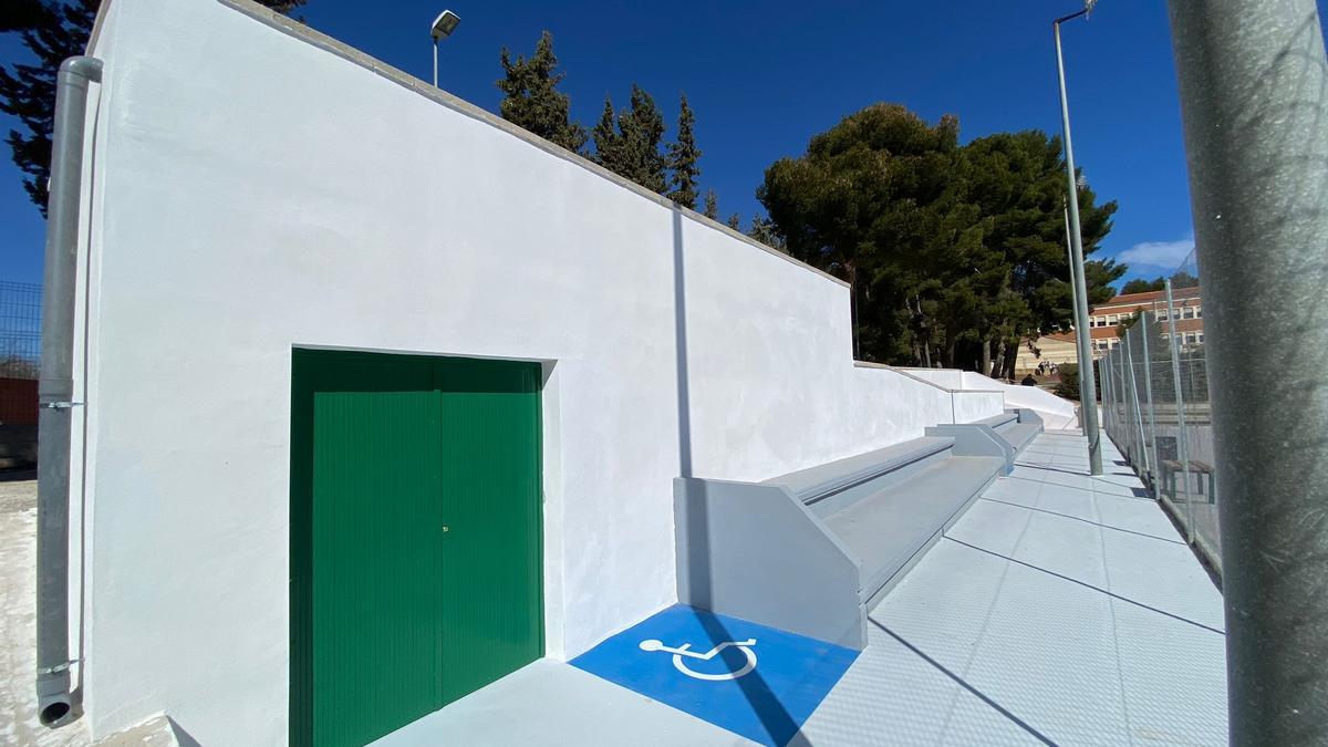 Las pistas de tenis de Requena ya tienen gradas y rampa de acceso