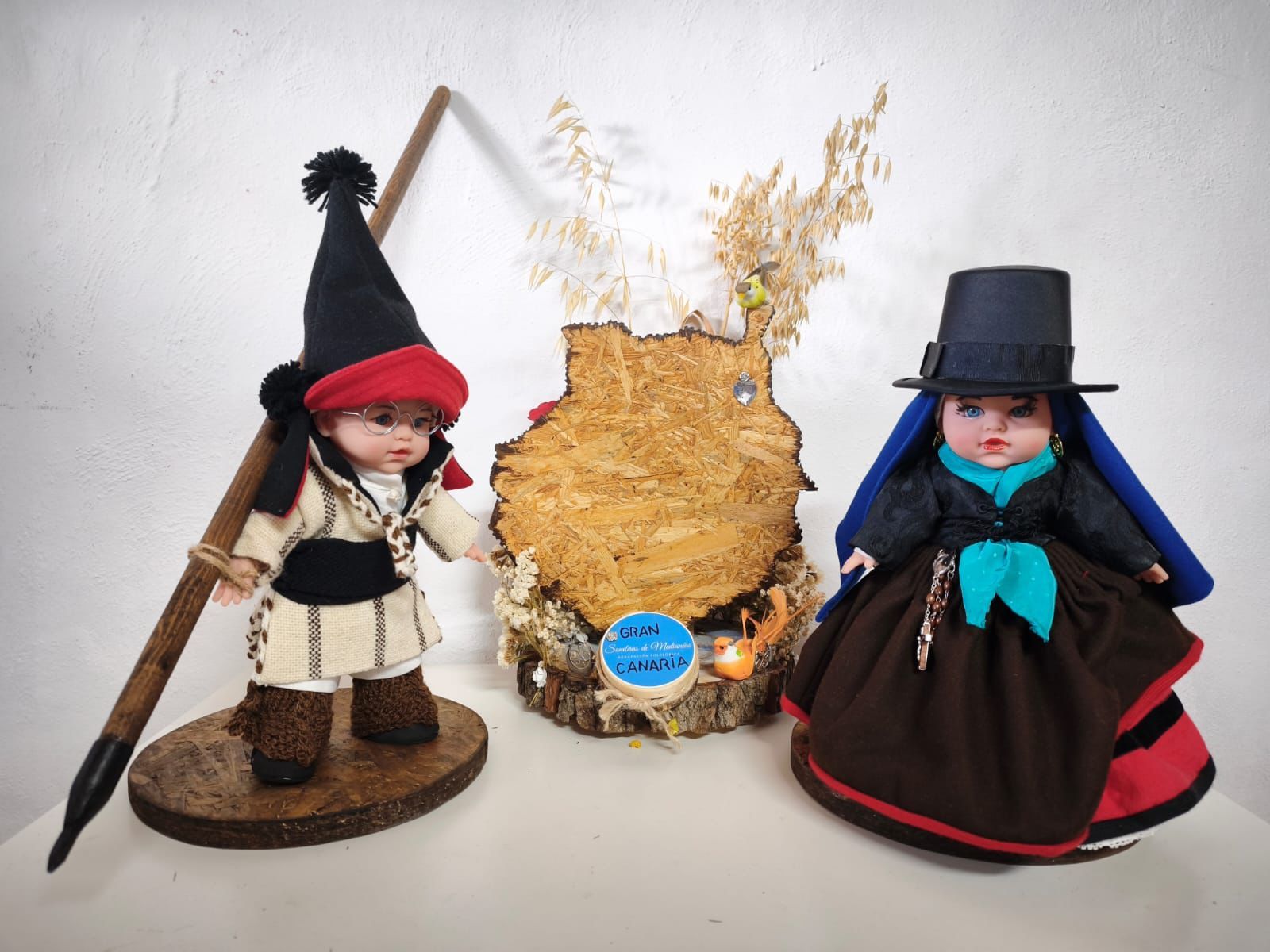 Customizan muñecas con los trajes típicos de las islas Canarias