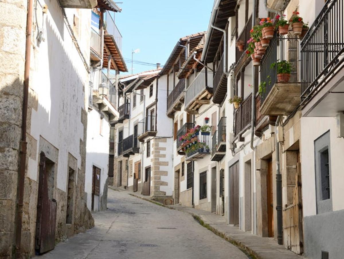 Candelario, el pueblo salmantino de las regaderas y las batipuertas