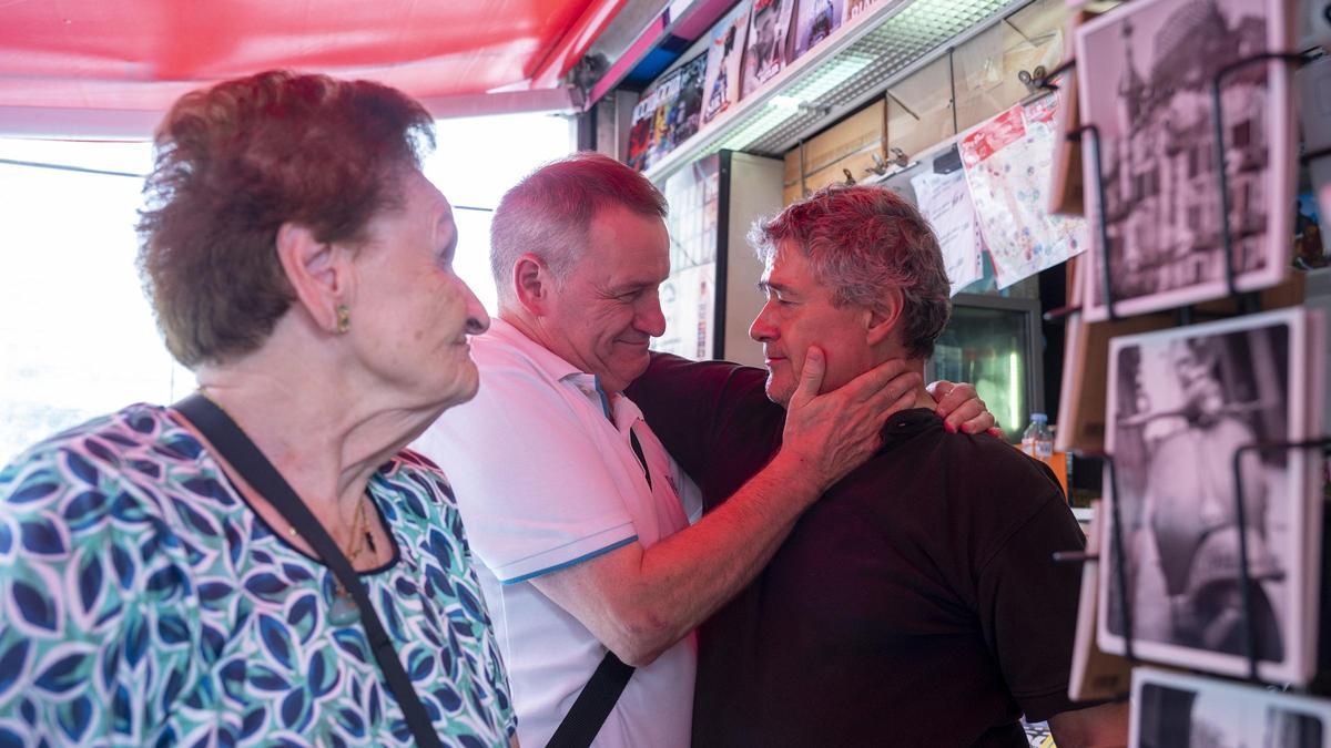 Brindis sorpresa en el Born para despedir a Juan Viso, el quiosquero ...