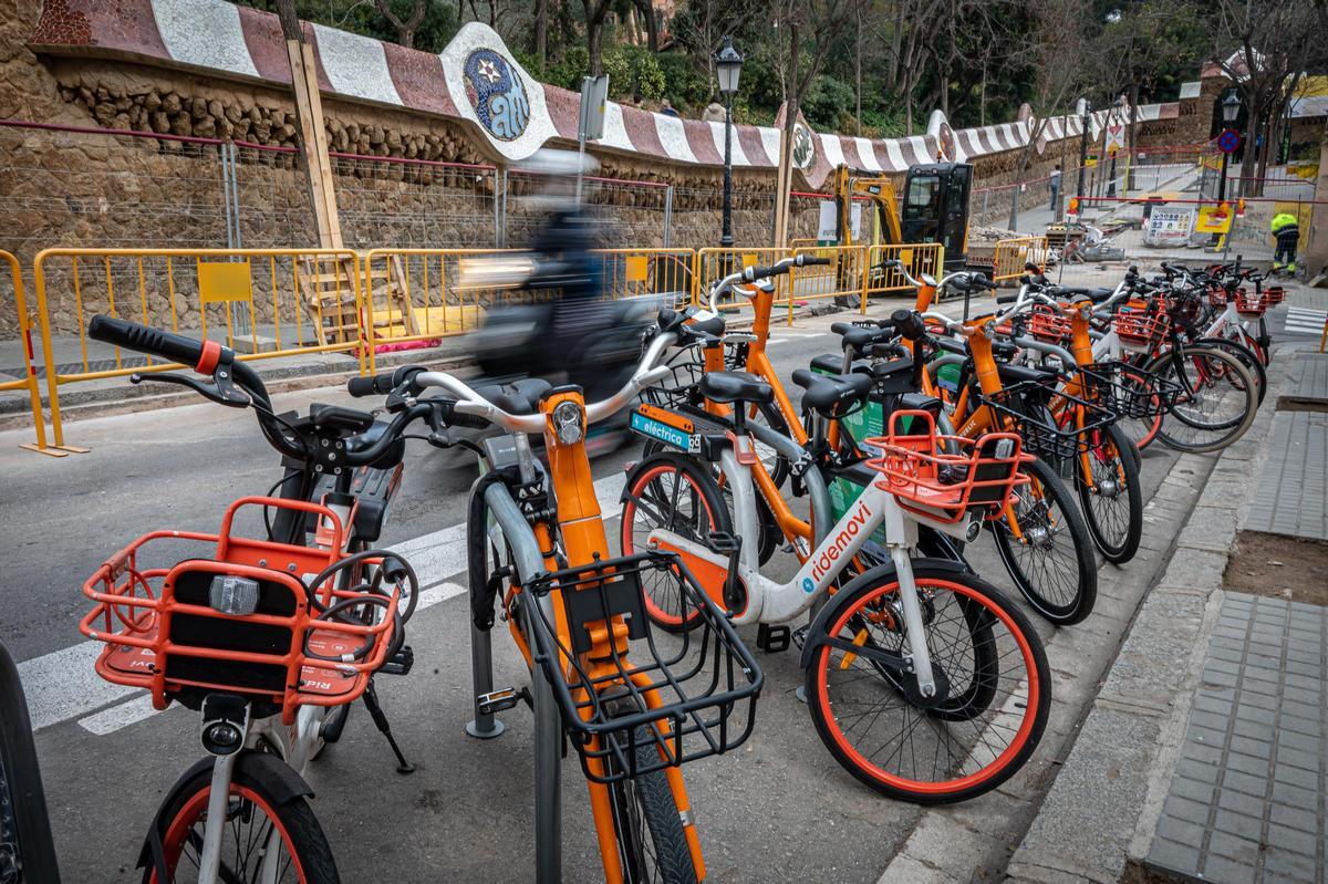 Bicicletas compartidas ocupan estacionamientos públicos de Barcelona ...