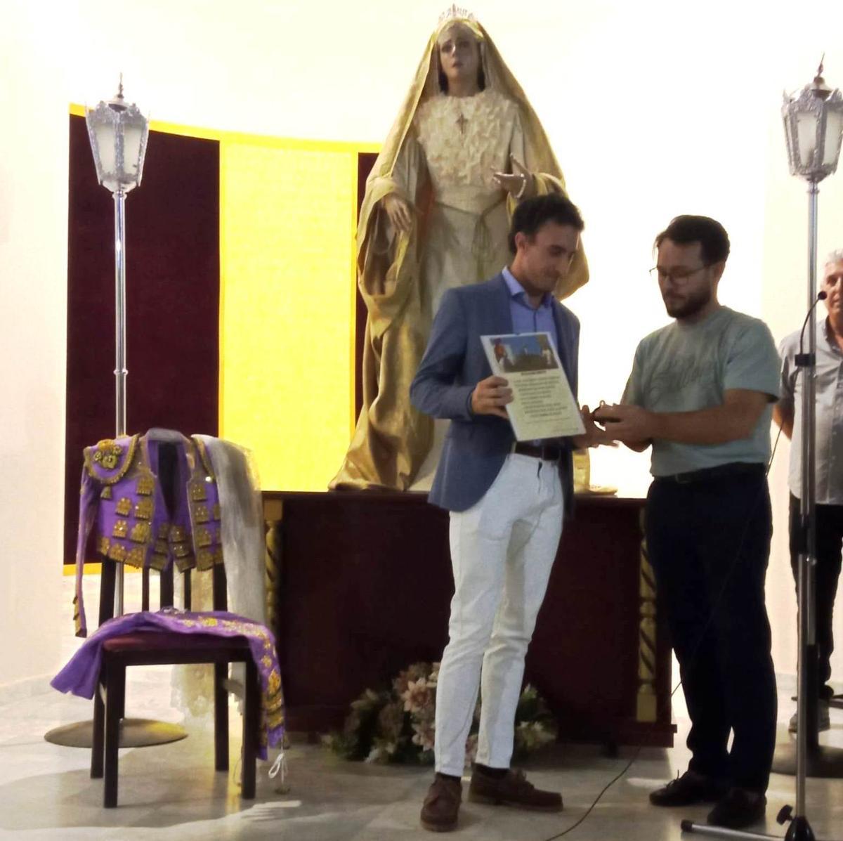 TRAJE LUCES VIRGEN CERRO REYES BADAJOZ | La Virgen del Cerro se viste ...