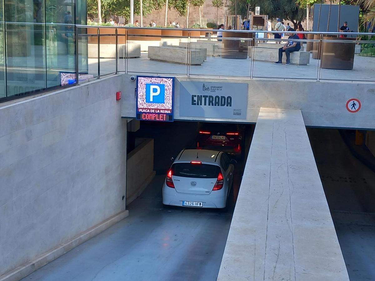 Tráfico. Cierre parcial del parque de la plaza de la Reina por obras