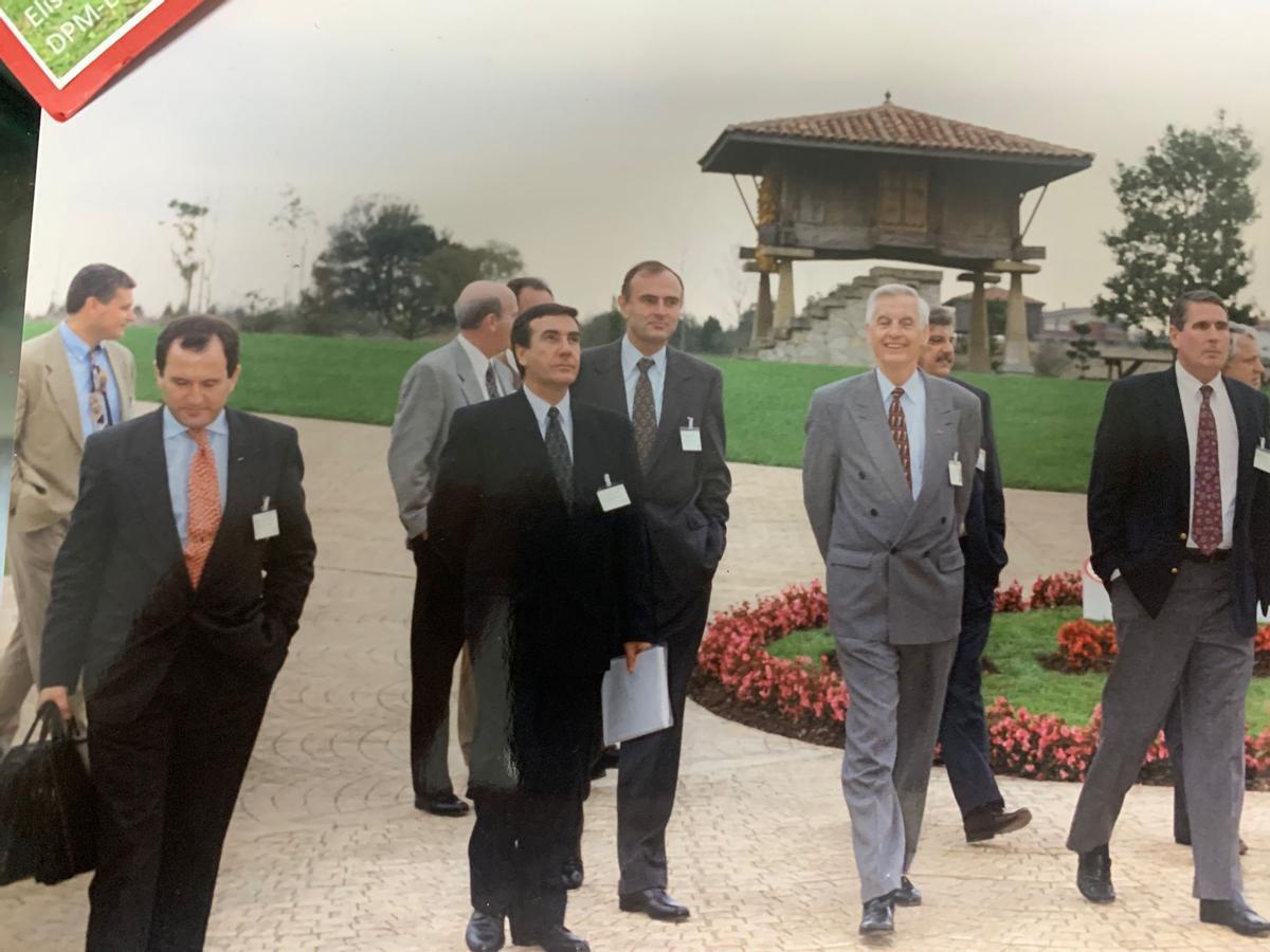 Muere Woolard, el presidente de Du Pont que decidió implantar la ...