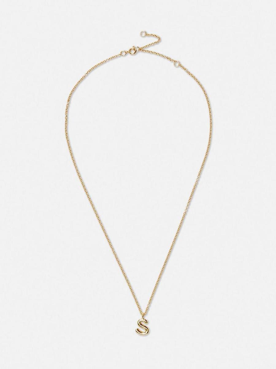 Primark rescata los collares con iniciales que siempre son tendencia