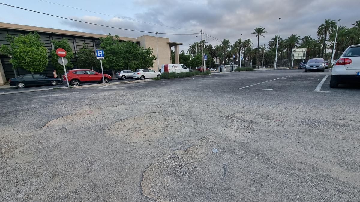 El parking de los baches como cráteres de Elche