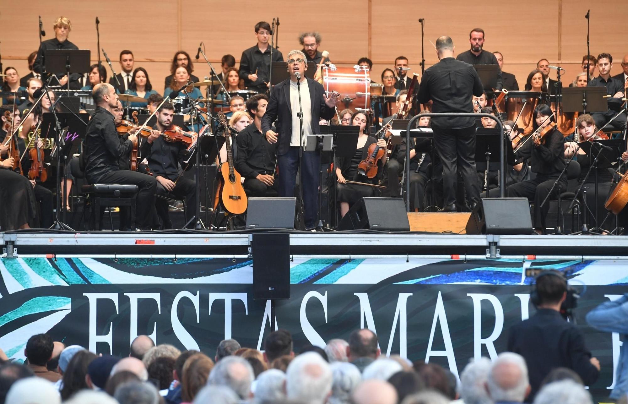 Pedro Guerra junto a la Orquesta Gaos en María Pita