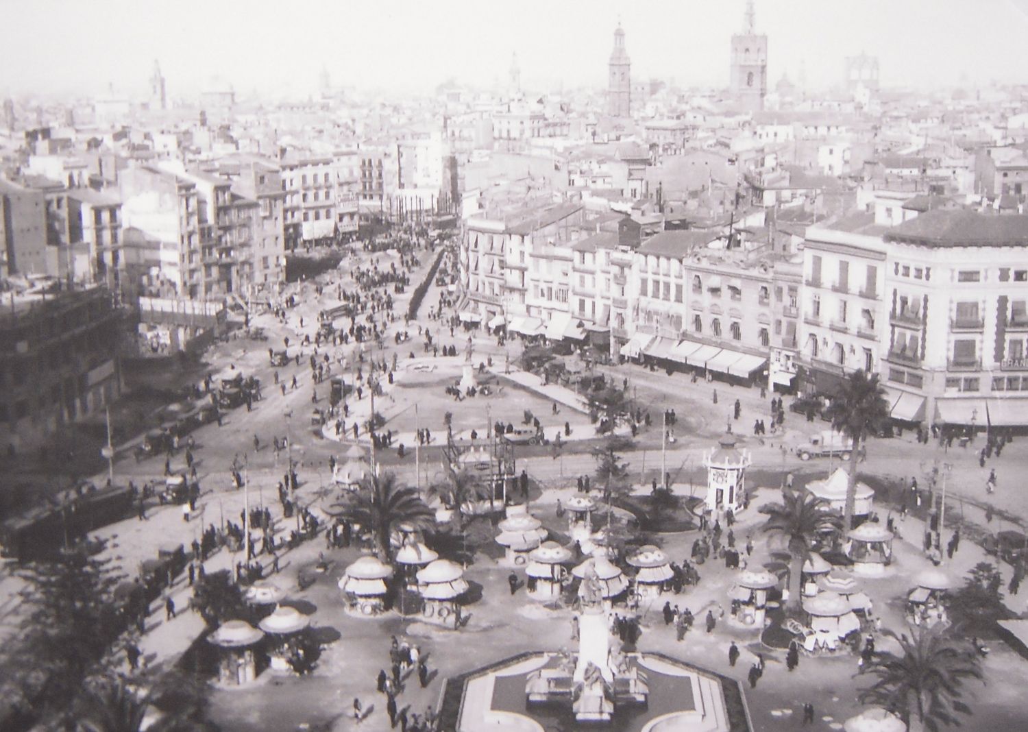 La historia de la plaza del Ayuntamiento de València, en imágenes