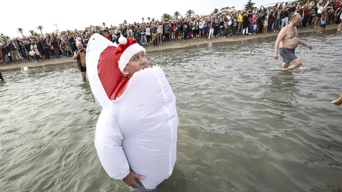 Papá Noel empieza el año con un baño solidario en Xàbia - Información