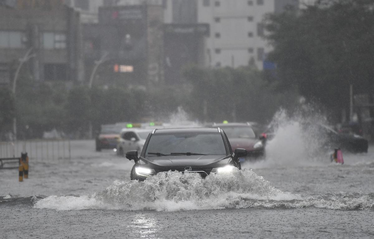 TIFÓN CHINA | El tifón Wipha toca tierra en el sur de China y obliga a ...