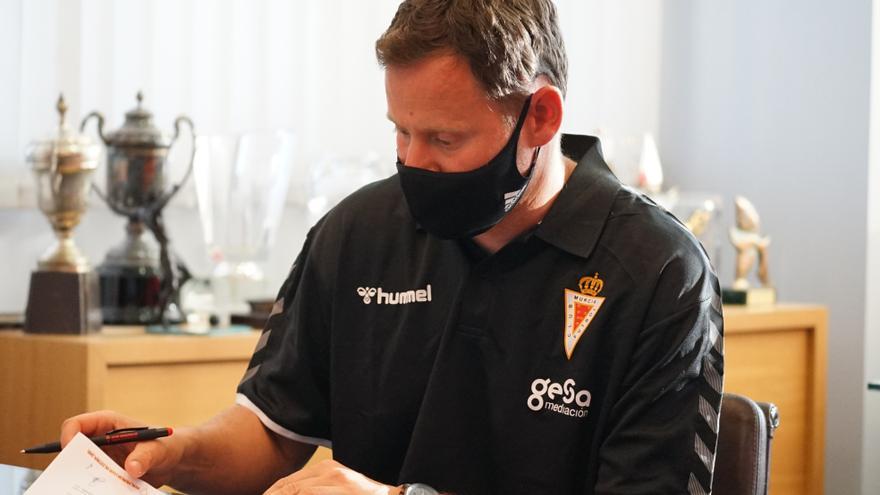 El Murcia hace oficial la llegada de Mario Simón - La Opinión de Murcia