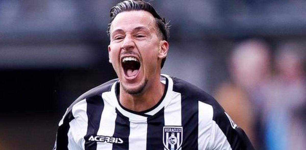 Golazo de Mario Engels desde el centro del campo al Ajax