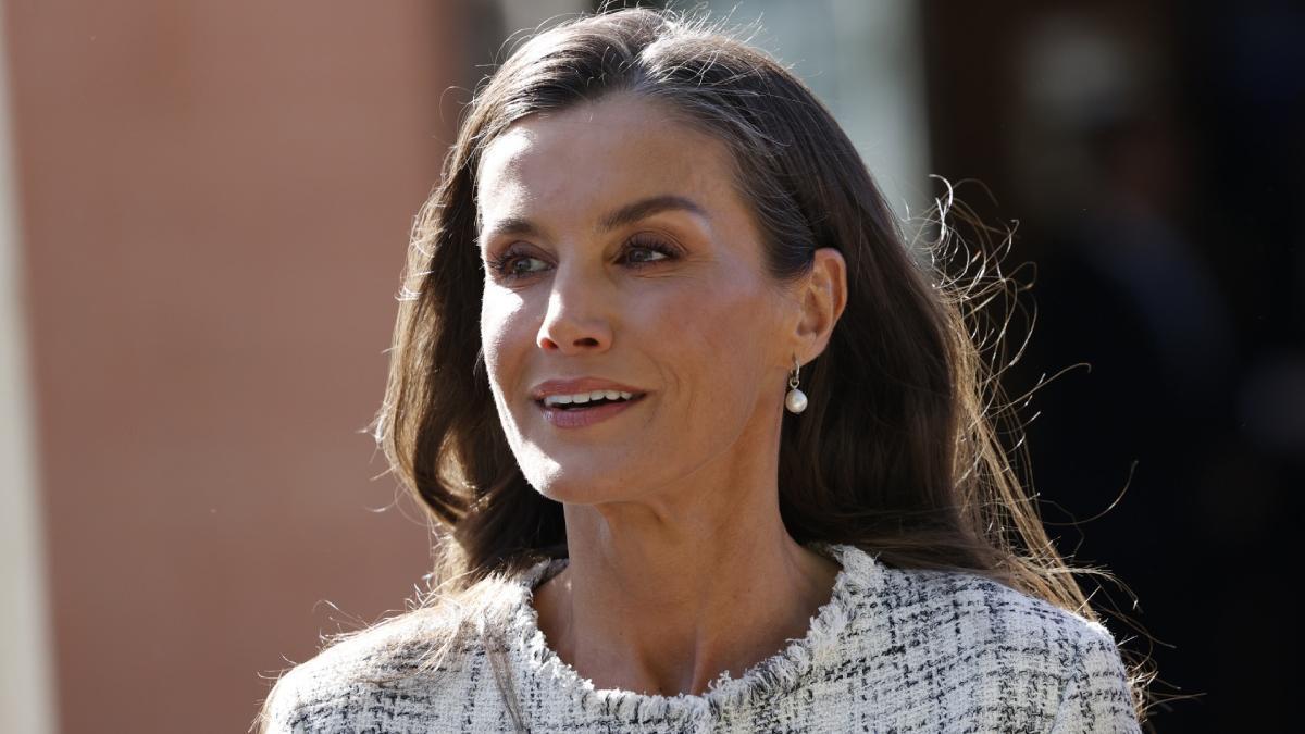 REINA LETIZIA HOY | La reina Letizia reinventa su chaqueta estrella de Massimo Dutti para su ...