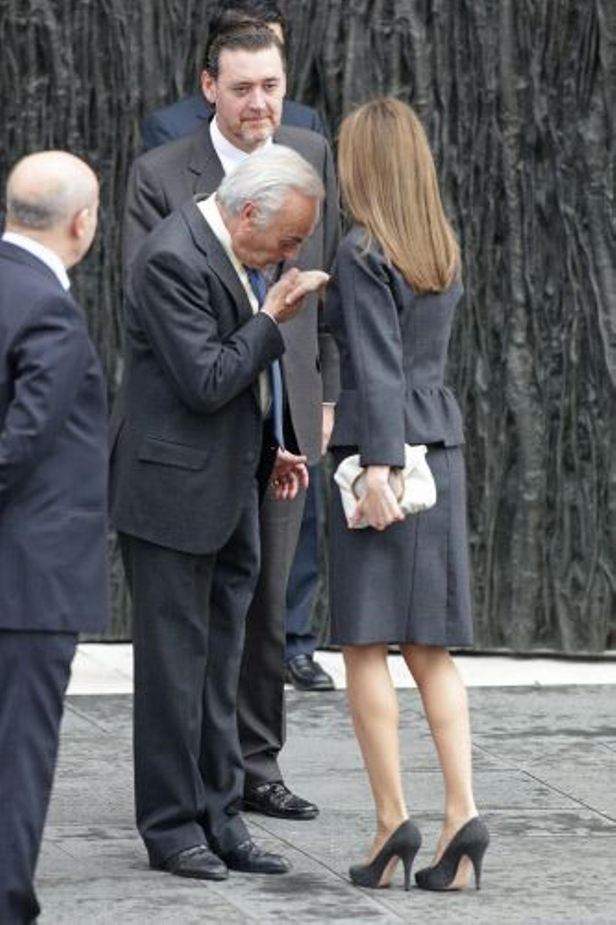 La historia del traje de doña Letizia de Nina Ricci y las firmas de ...