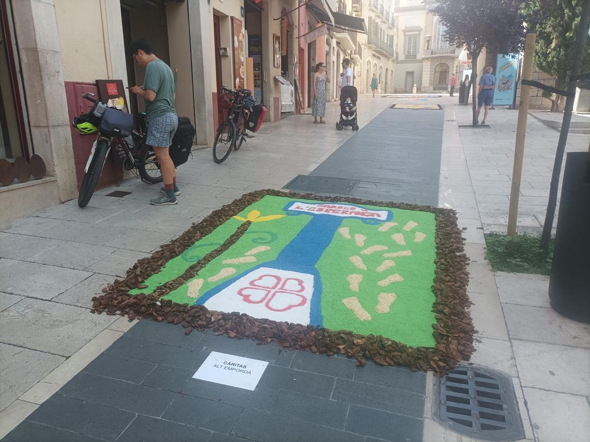 Les catifes de Corpus omplen de color l'entorn de Sant Pere de Figueres