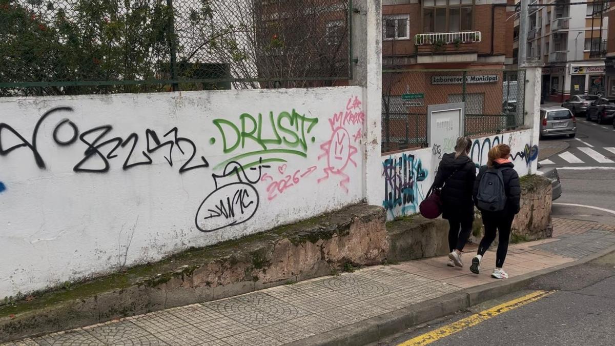 GRAFITIS CÁCERES | Una pared pintada de blanco, un lienzo para los grafiteros de Cáceres: "Van a ...
