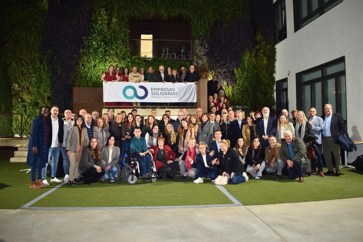 La iniciativa Empresas Solidarias entrega 2.000 lotes navideños a ...