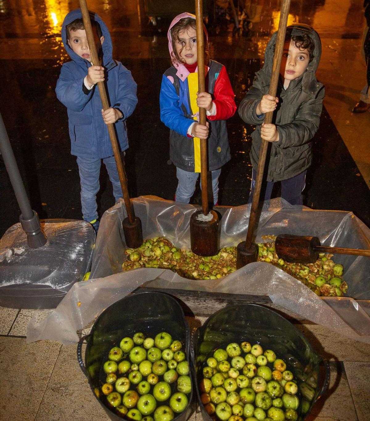 Oviedo se empapa en El Fontán de la tradición sidrera